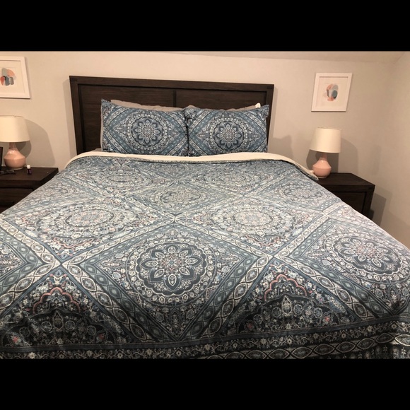 Bedding | Gently Used Queen Bedspread | Poshmark